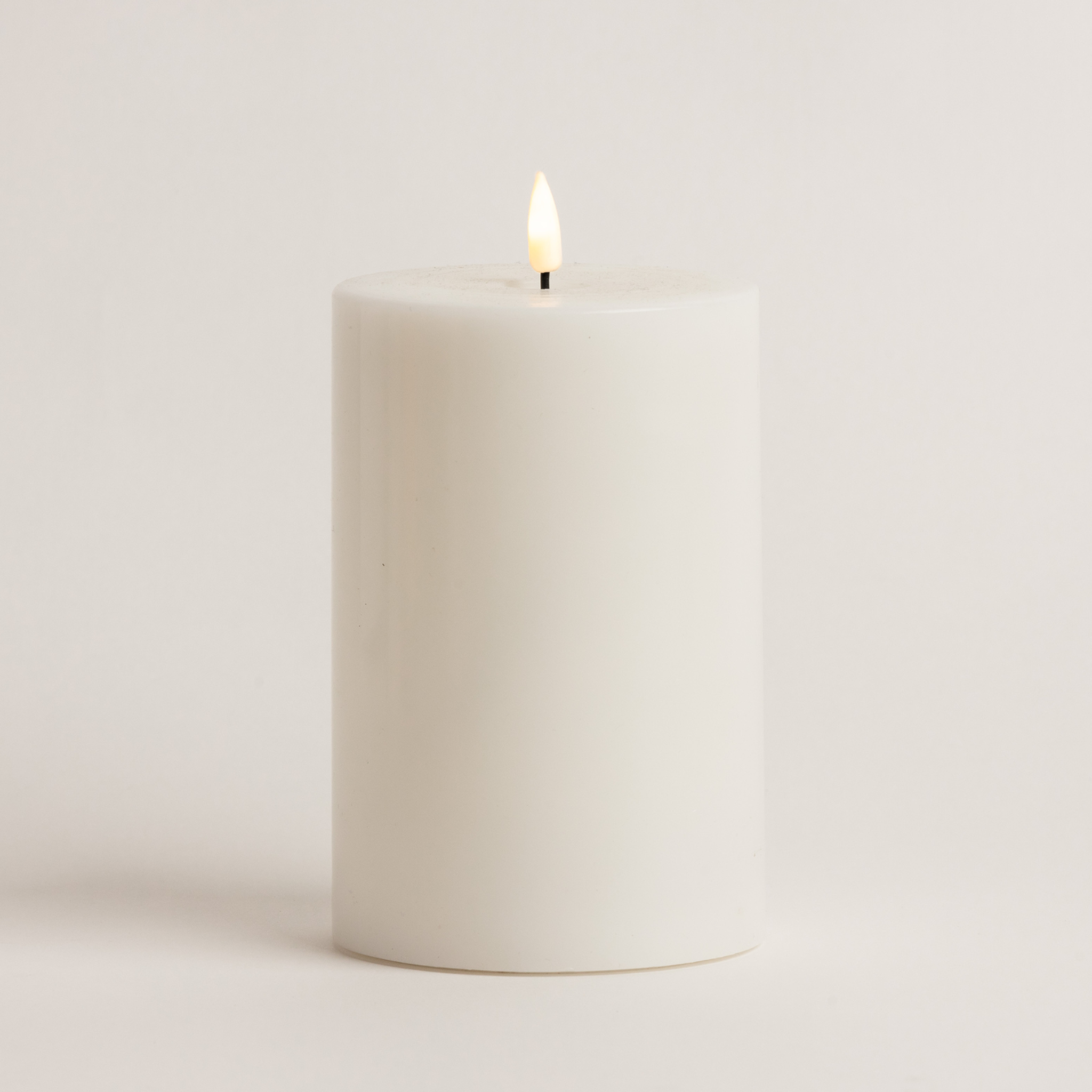 15cm x 10cm Dia White Pillar Indoor LED Candle with timer. 2xAA ...